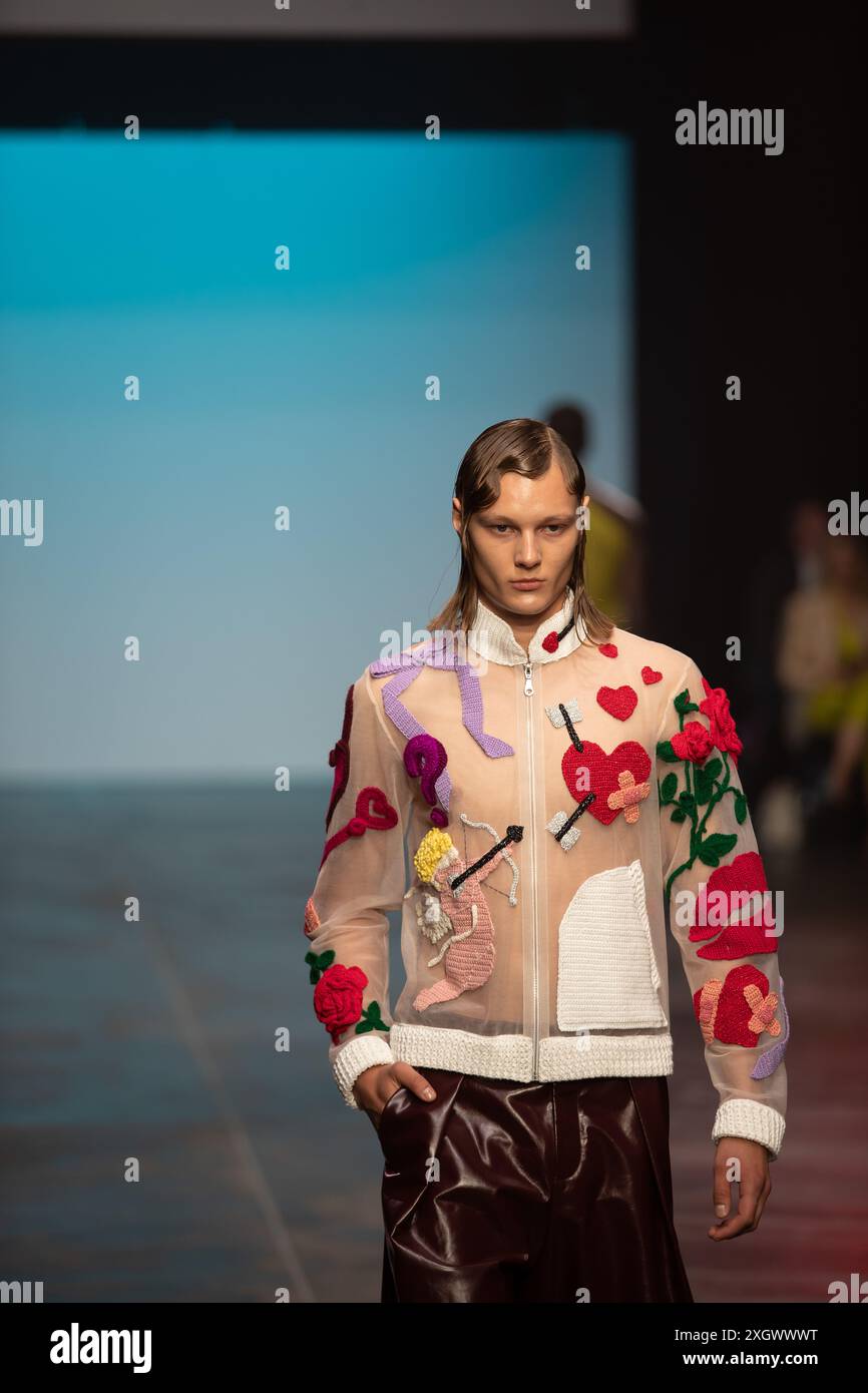 Berlin, Deutschand, 3.Juli 2024, Runway Model präsentiert auf dem ...