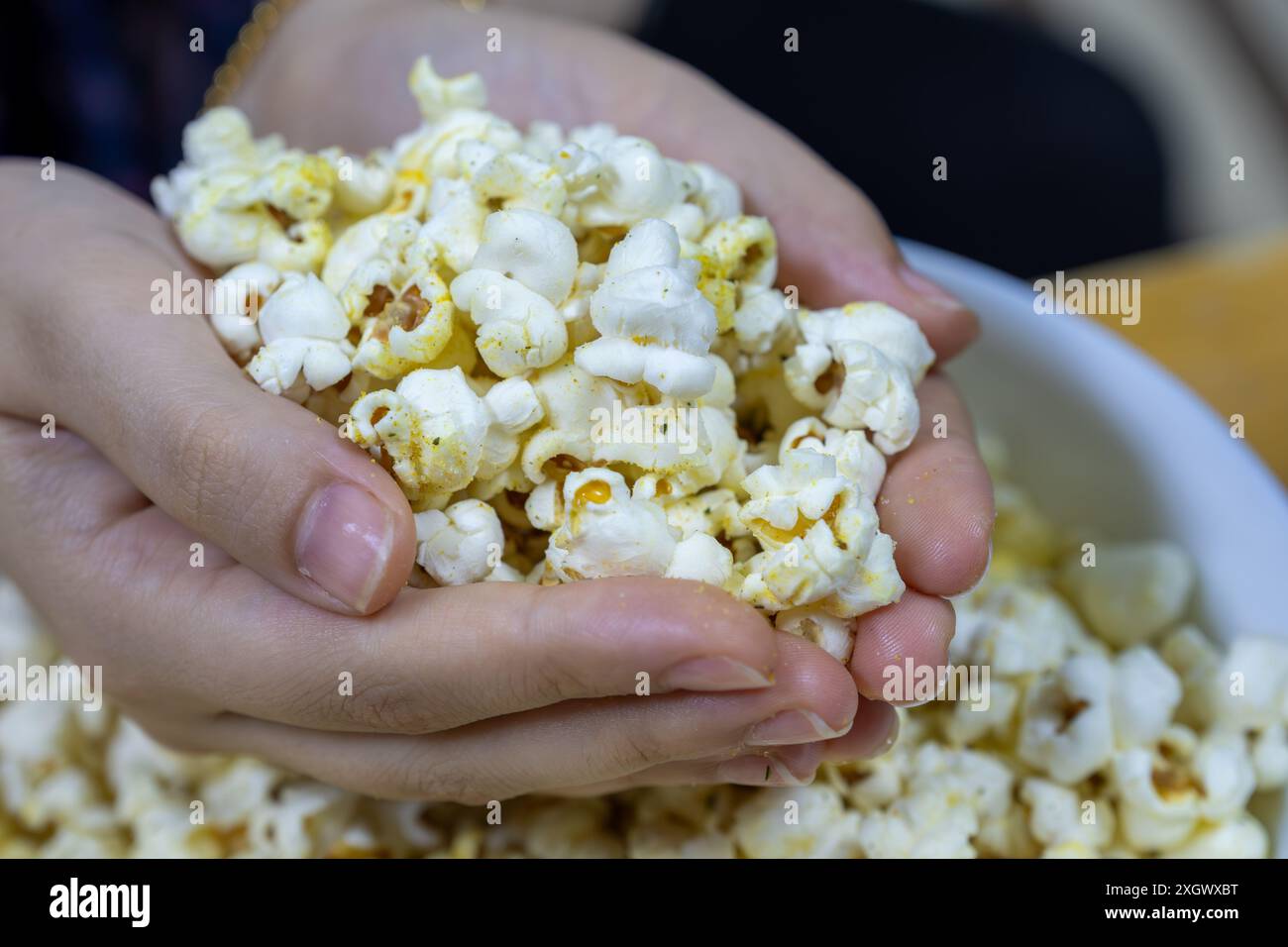 Popcorn cinema hands hi-res stock photography and images - Alamy