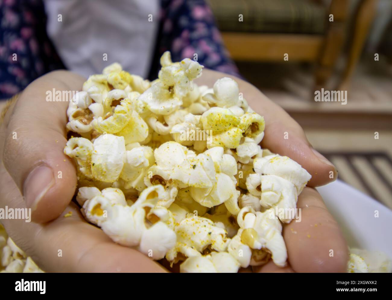 Popcorn cinema hands hi-res stock photography and images - Alamy