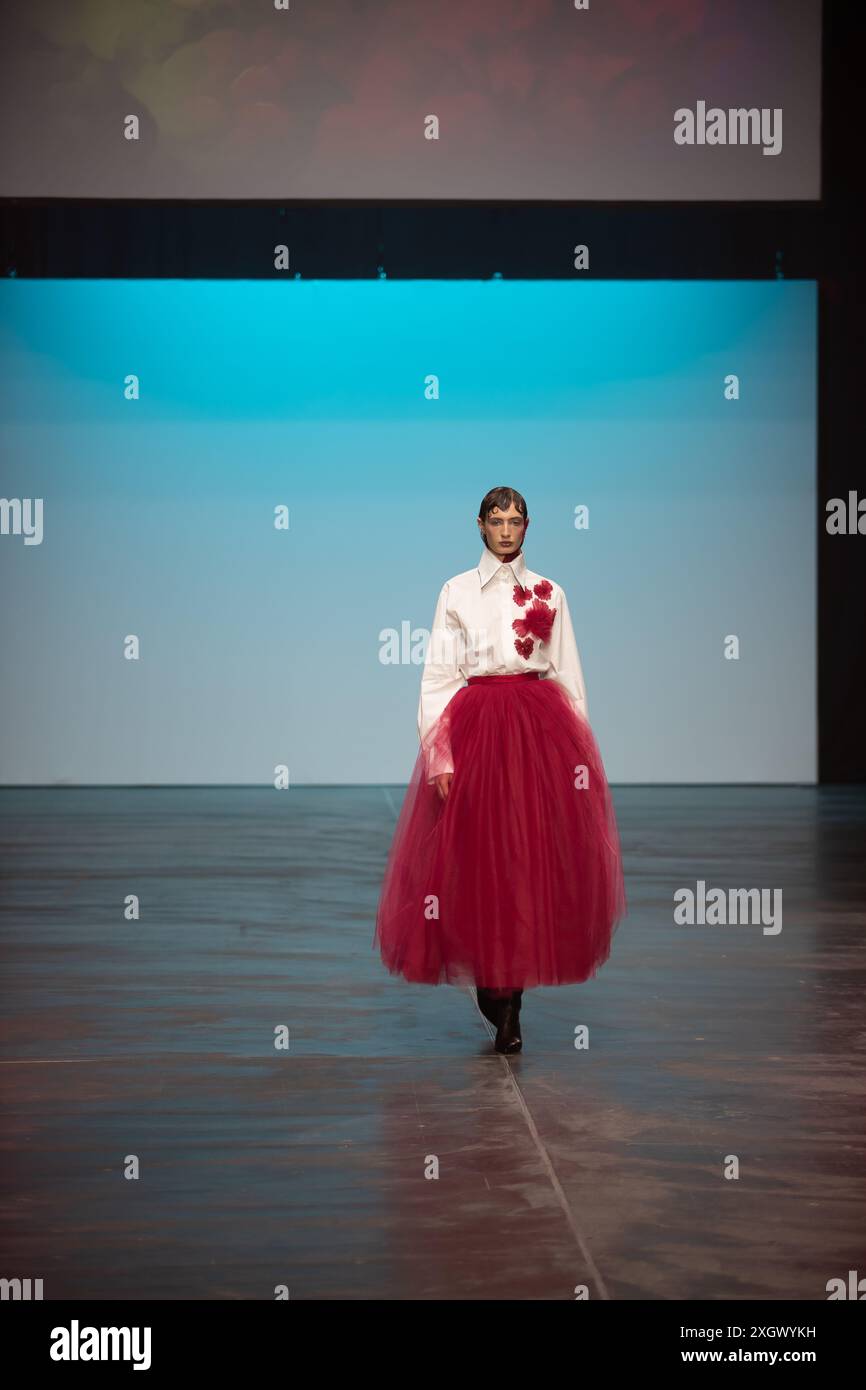 Berlin, Deutschand, 3.Juli 2024, Runway Model präsentiert auf dem ...