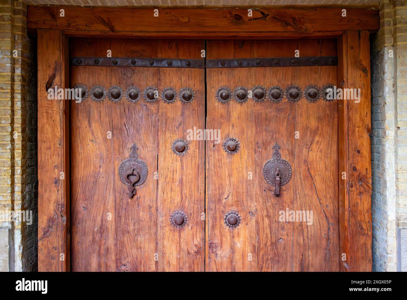 Historic buildings wooden doors hi-res stock photography and images - Alamy