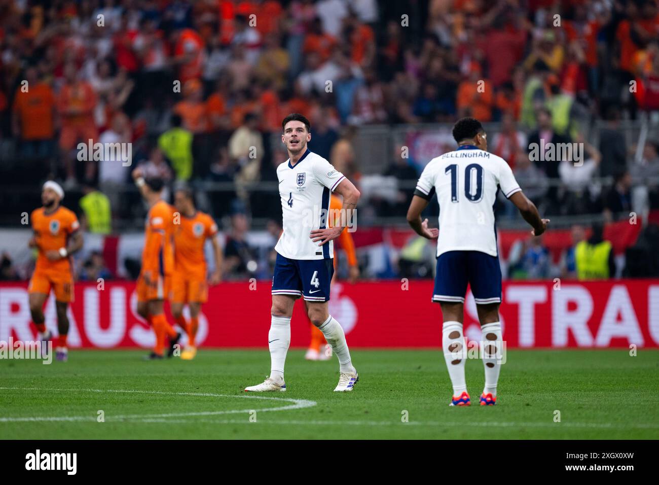 Declan Rice (England, #04), Jude Bellingham (England, #10) aergert sich ...