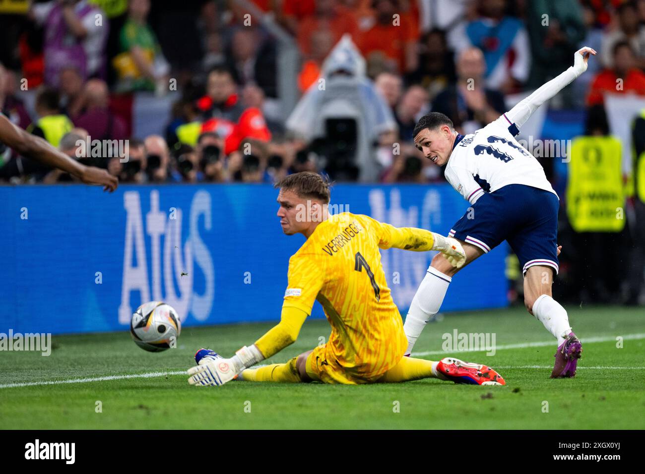 Philip Foden (England, #11) vergibt die Torchance im Zweikampf mit Bart Verbruggen (Niederlande ...