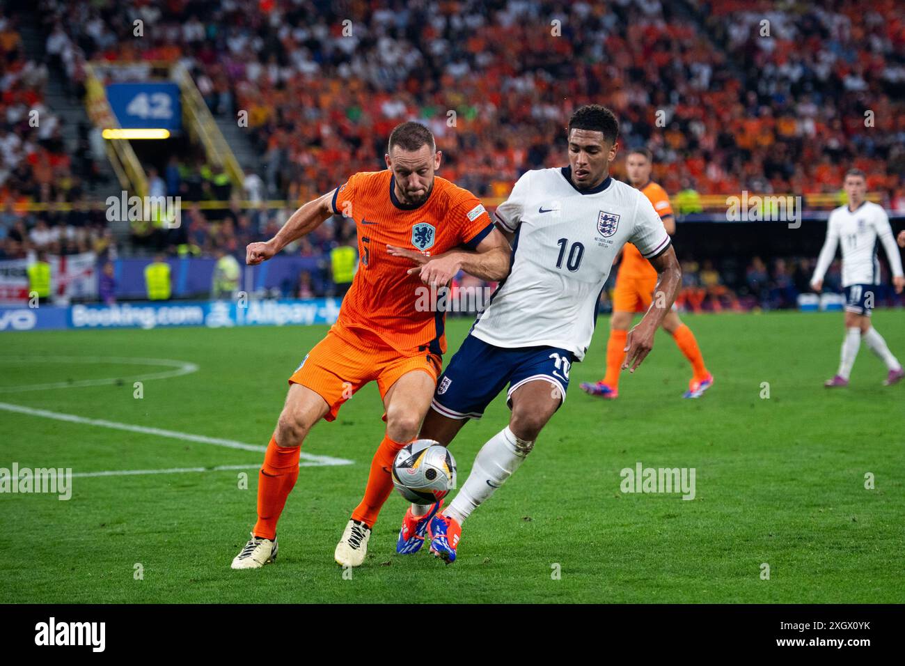 Jude Bellingham (England, #10) im Zweikampf mit Stefan De Vrij (Niederlande, #06), GER ...