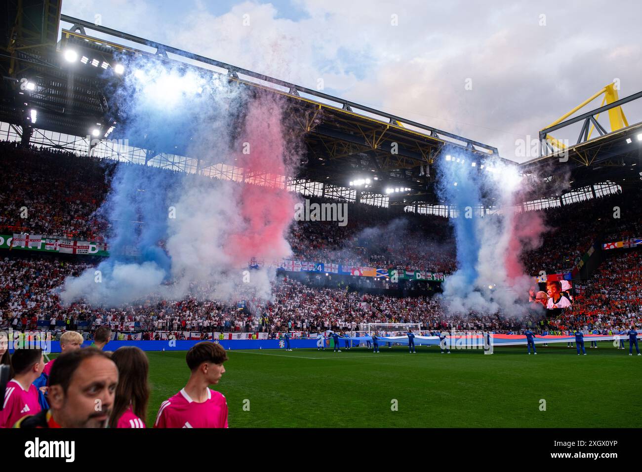 Pre Match Show mit Feuerwerk vor den Fans von England, GER, Netherlands ...