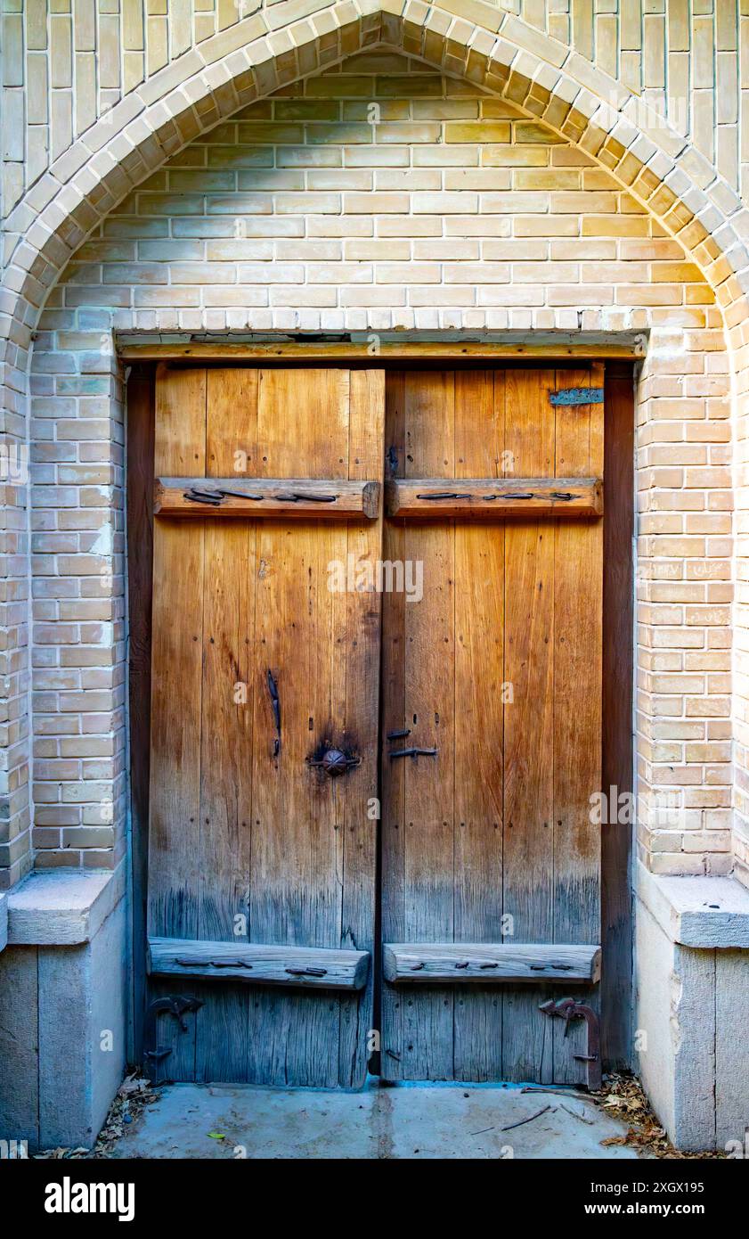 Old door, part of the Eram mansion, Shiraz, Iran Stock Photo - Alamy