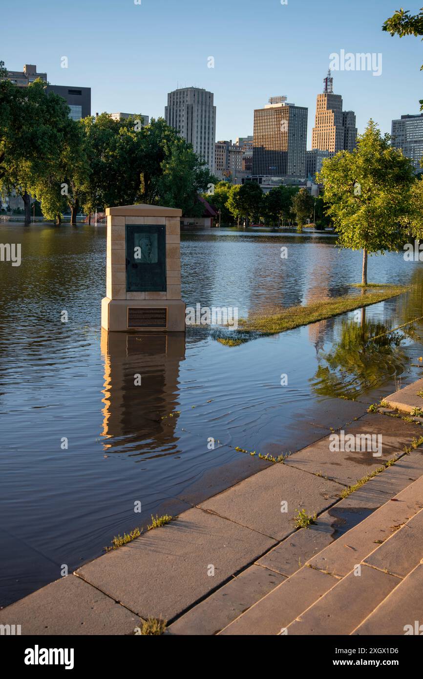 St. Paul, Minnesota. Evening view of the flooding of the Mississippi ...