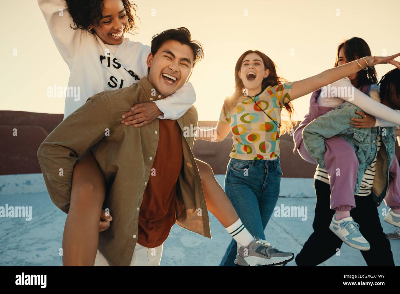 Group friends having rooftop hi-res stock photography and images - Alamy