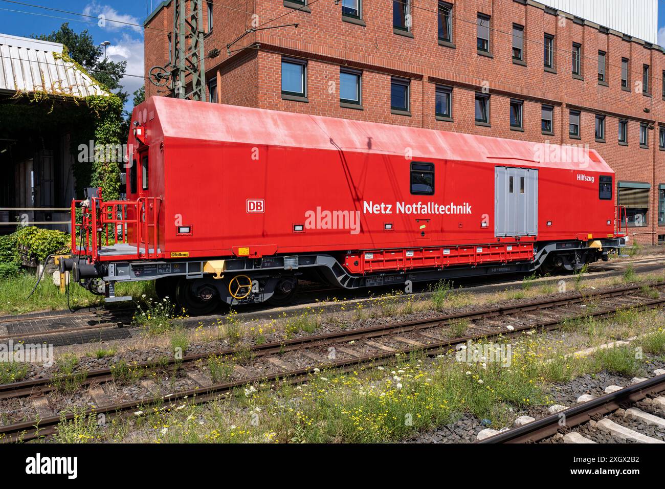 DB Netz Notfalltechnik Hilfszug rail carriage at Koblenz main station ...
