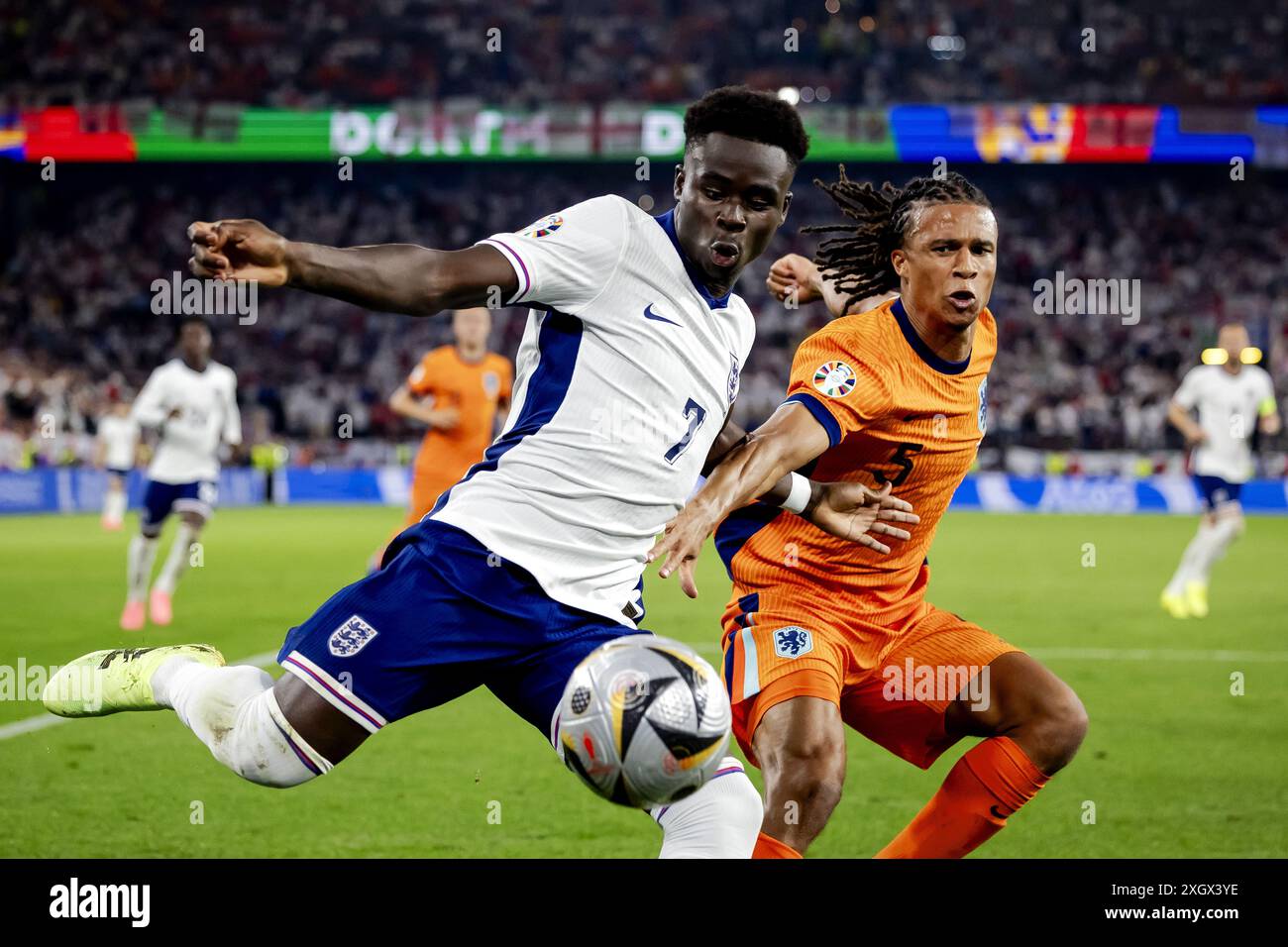 DORTMUND - Bukayo Saka of England and Nathan Ake of Holland (l-r ...