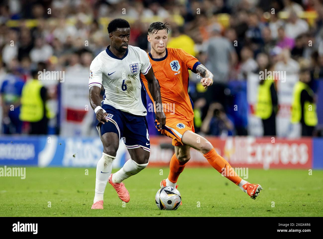 DORTMUND - Marc Guehi of England and Wout Weghorst of Holland (l-r ...