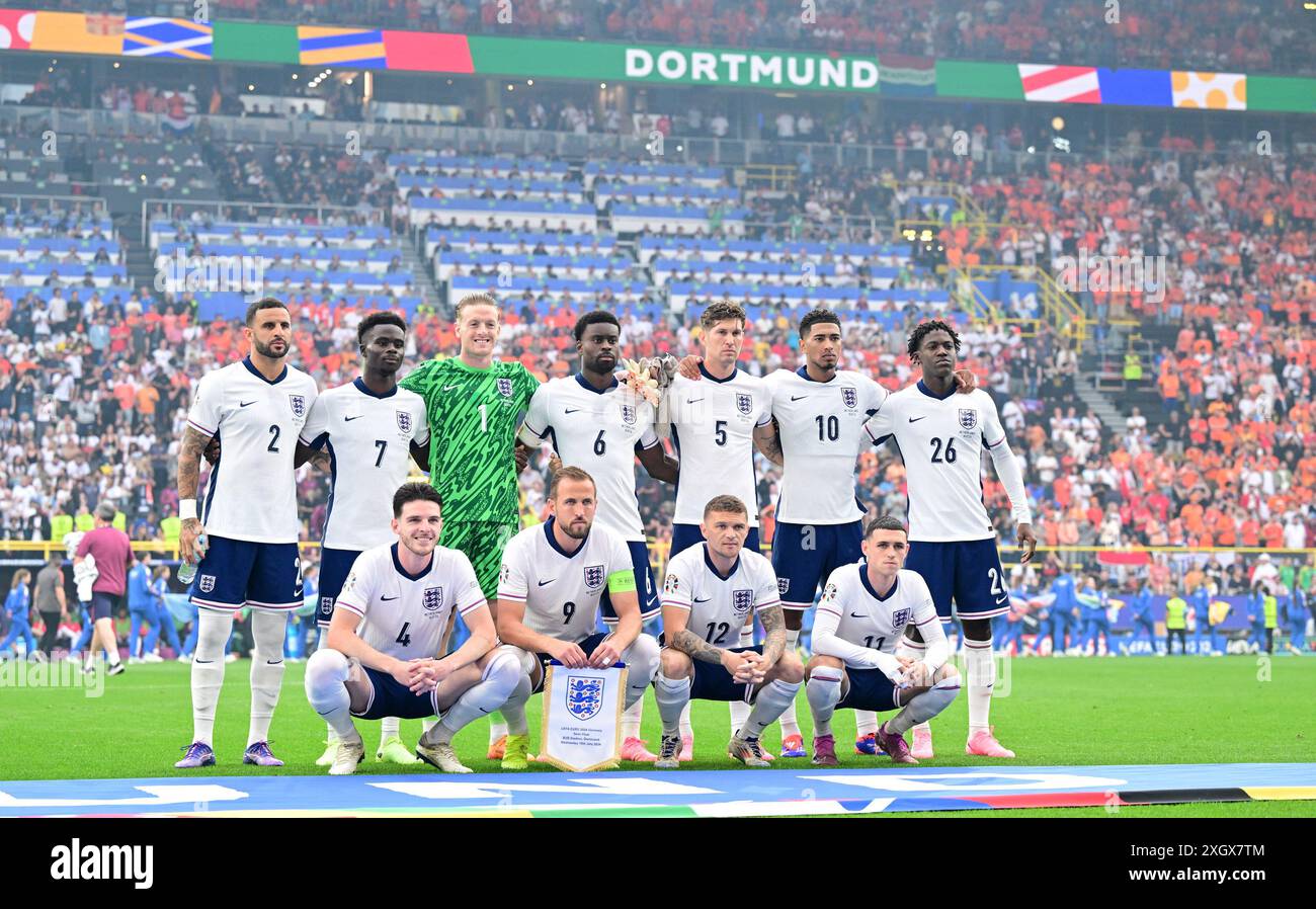 Team England hinten v.l. Kyle Walker, Bukayo Saka, Torwart Jordan ...
