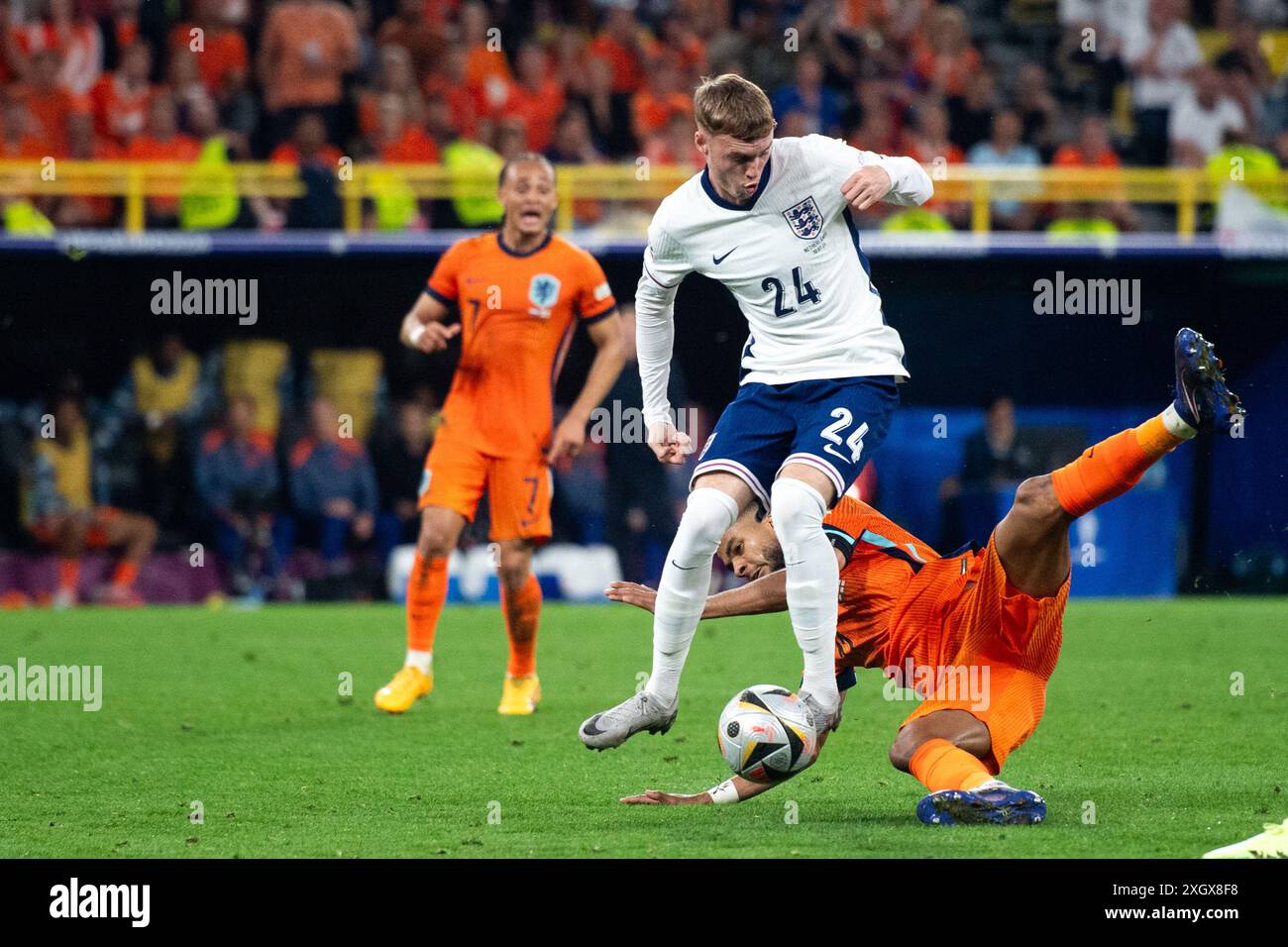 Cole Palmer (England, #24) im Zweikampf mit Cody Gakpo (Niederlande, #11), GER, Netherlands (NED ...