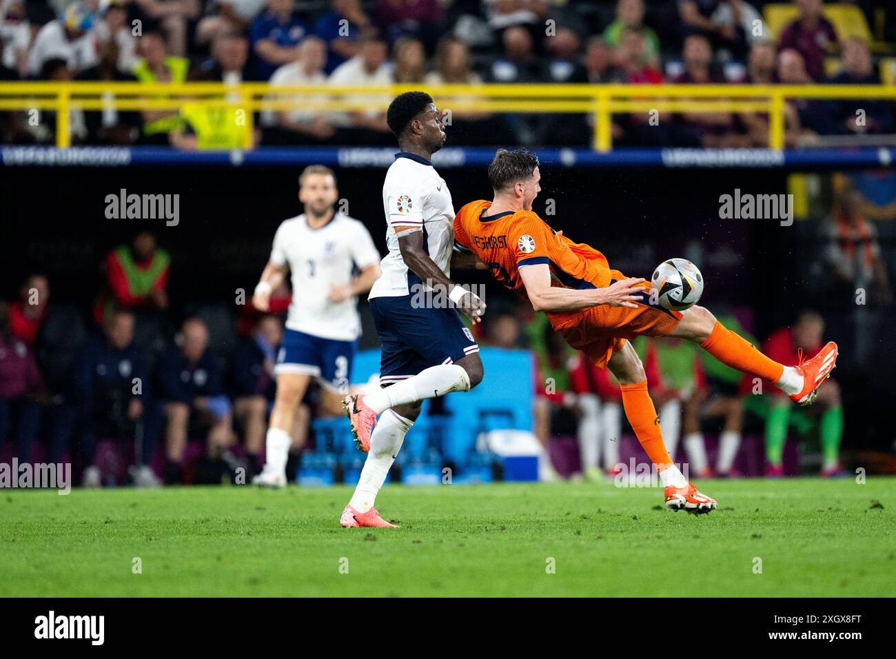 Wout Weghorst (Niederlande, #09) im Zweikampf mit Marc Guehi (England, #06), GER, Netherlands ...
