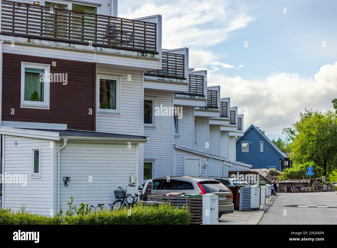 Row modern white buildings hi-res stock photography and images - Alamy