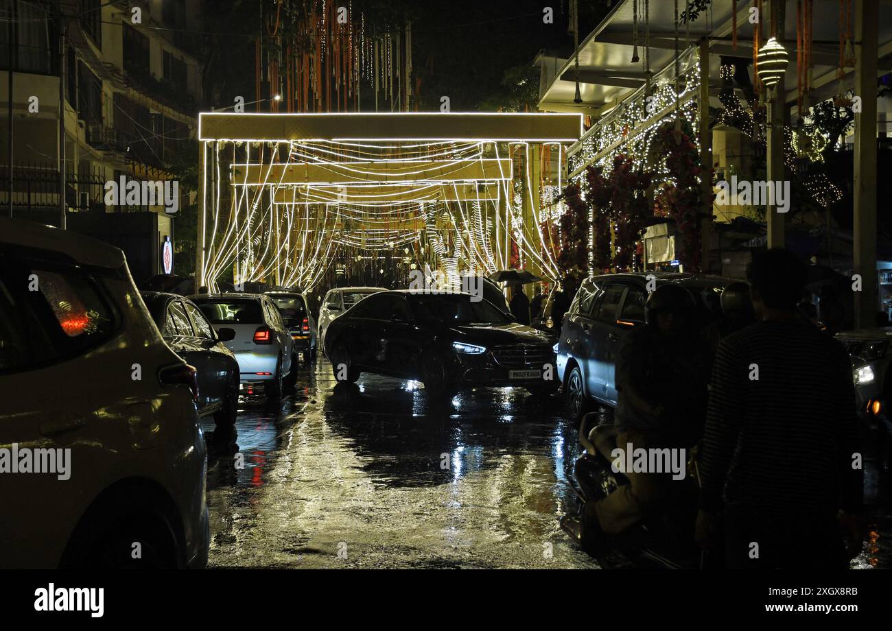 Street outside the Indian businessman Mukesh and Nita Ambani's ...