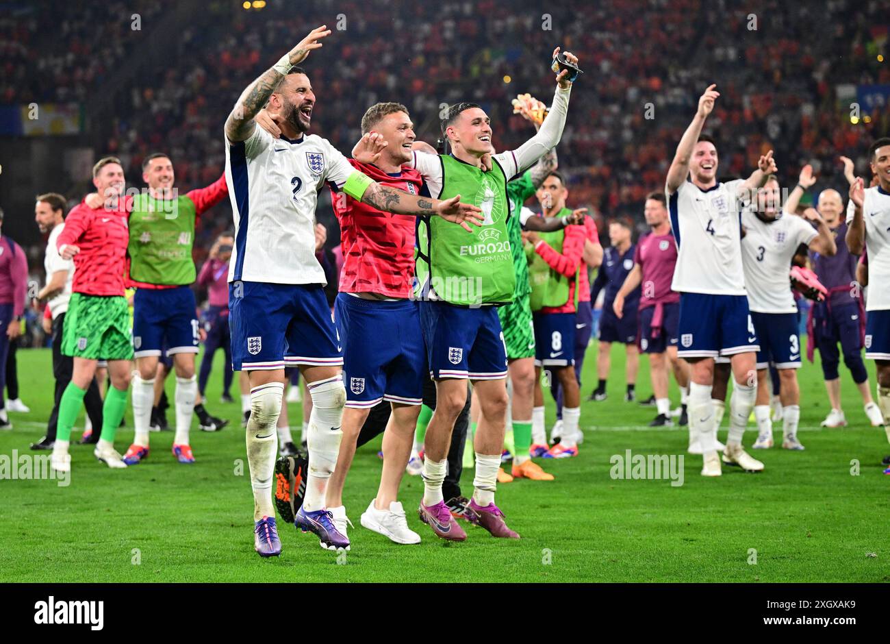 Schlussjubel, v.l. Kyle Walker, Kieran Trippier, Phil Foden (England ...