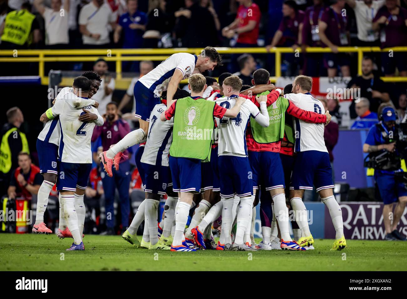DORTMUND - England players celebrate the 1-2 draw against the ...