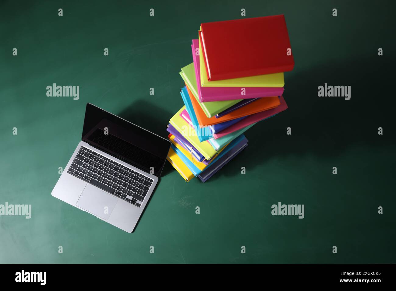 Laptop on stack books hi-res stock photography and images - Alamy