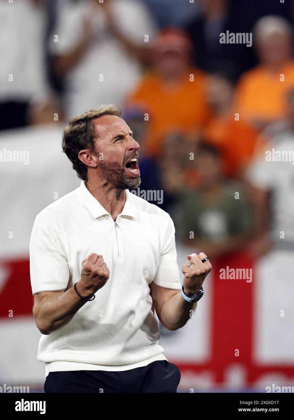 Dortmund - England coach Gareth Southgate celebrates the 1-2 victory ...