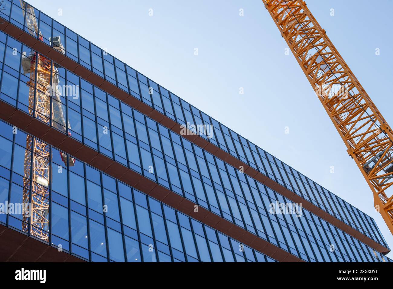 Office building glass windows hi-res stock photography and images - Alamy