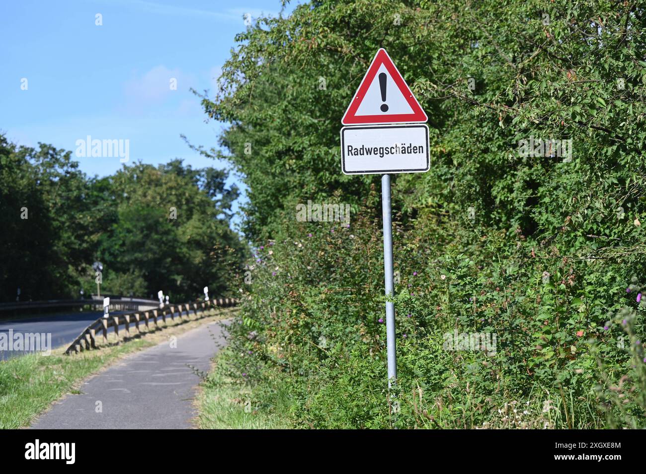 Verkehr neben radweg hi-res stock photography and images - Alamy