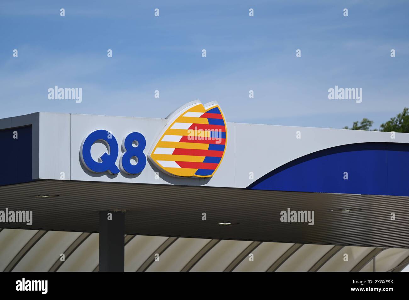 Logo Schriftzug von Q8 Oil an einer Tankstelle, Handelsmarke von Kuwait ...