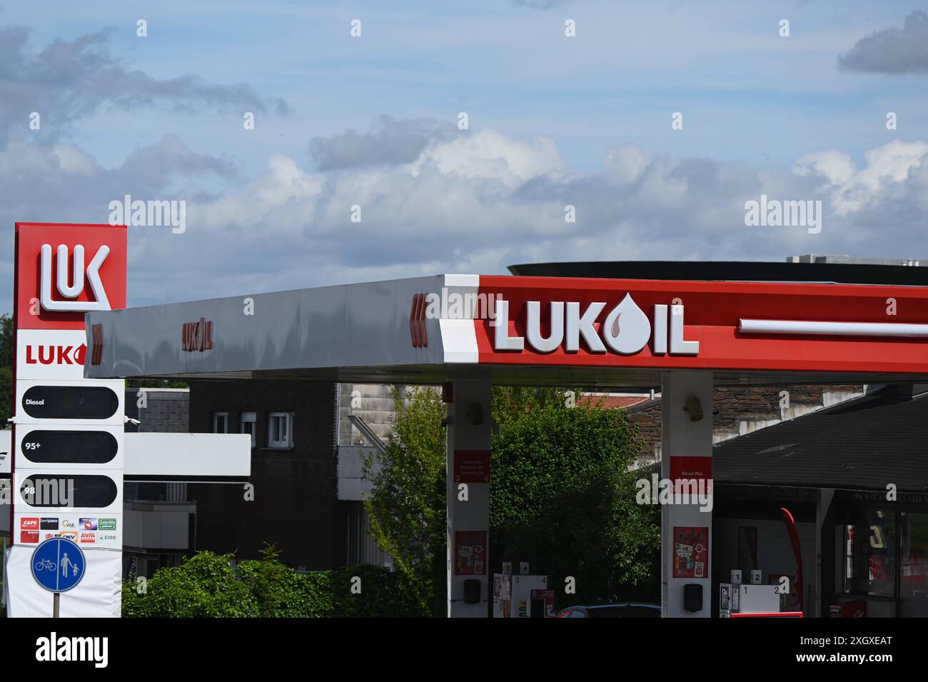 Logo Schriftzug von LUKOIL an einer Tankstelle, Handelsmarke des ...
