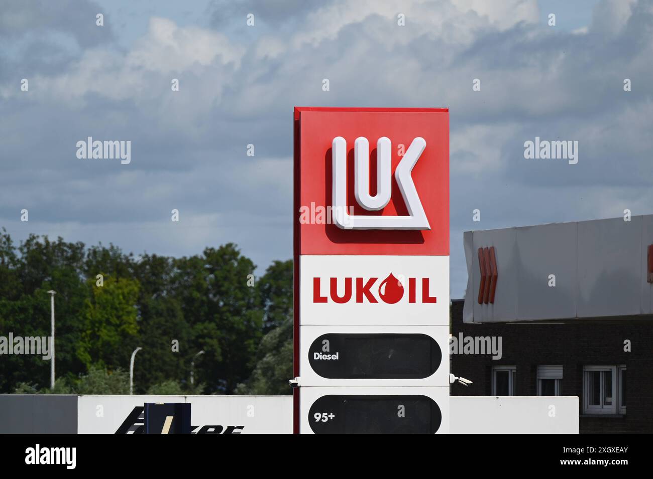 Logo Schriftzug von LUKOIL an einer Tankstelle, Handelsmarke des ...