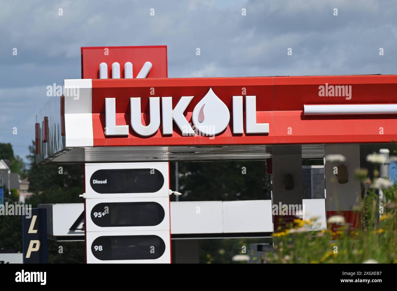 Logo Schriftzug von LUKOIL an einer Tankstelle, Handelsmarke des ...