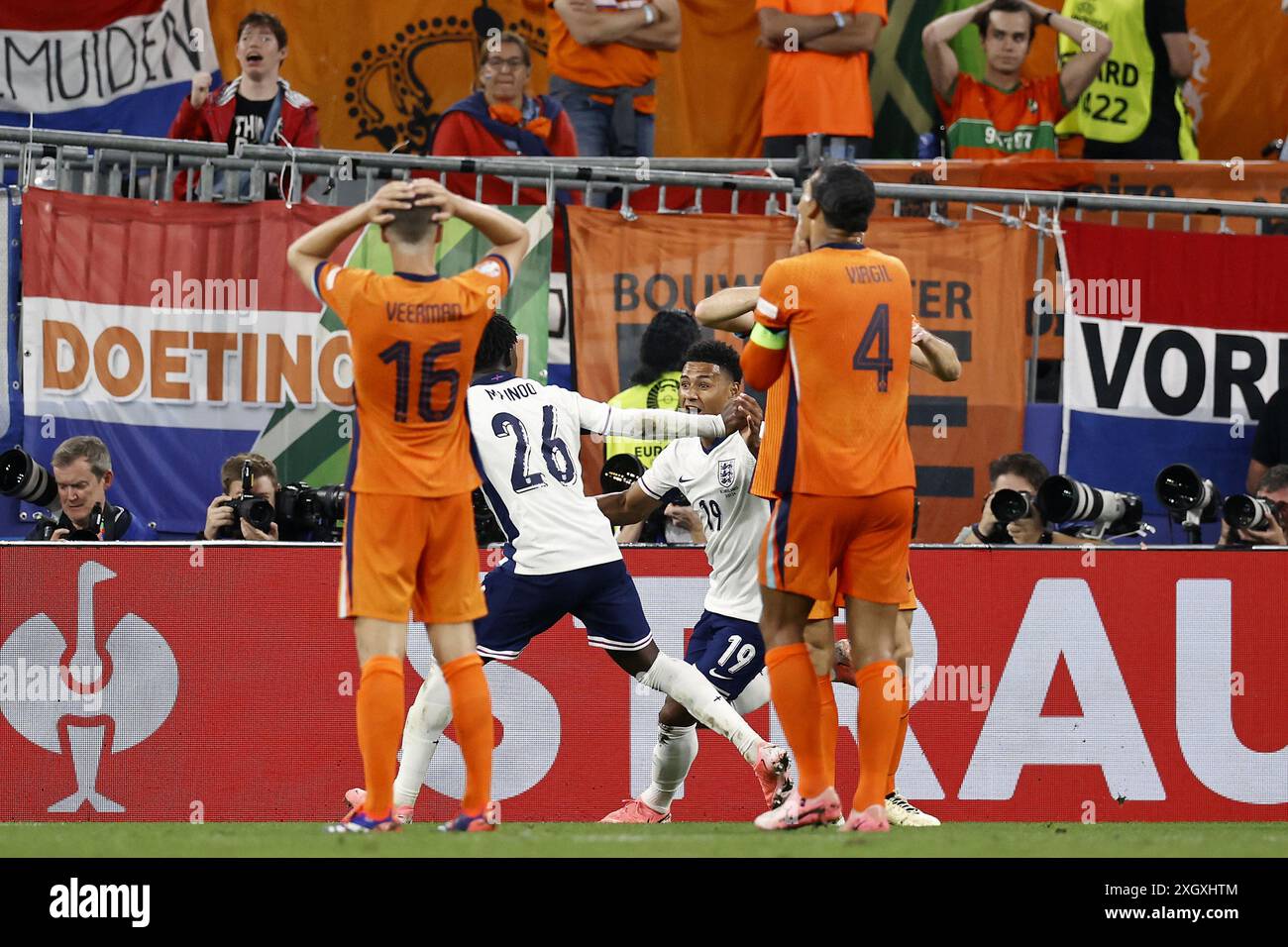 Dortmund - (l-r) Joey Veerman of Holland, Kobbie Mainoo of England ...