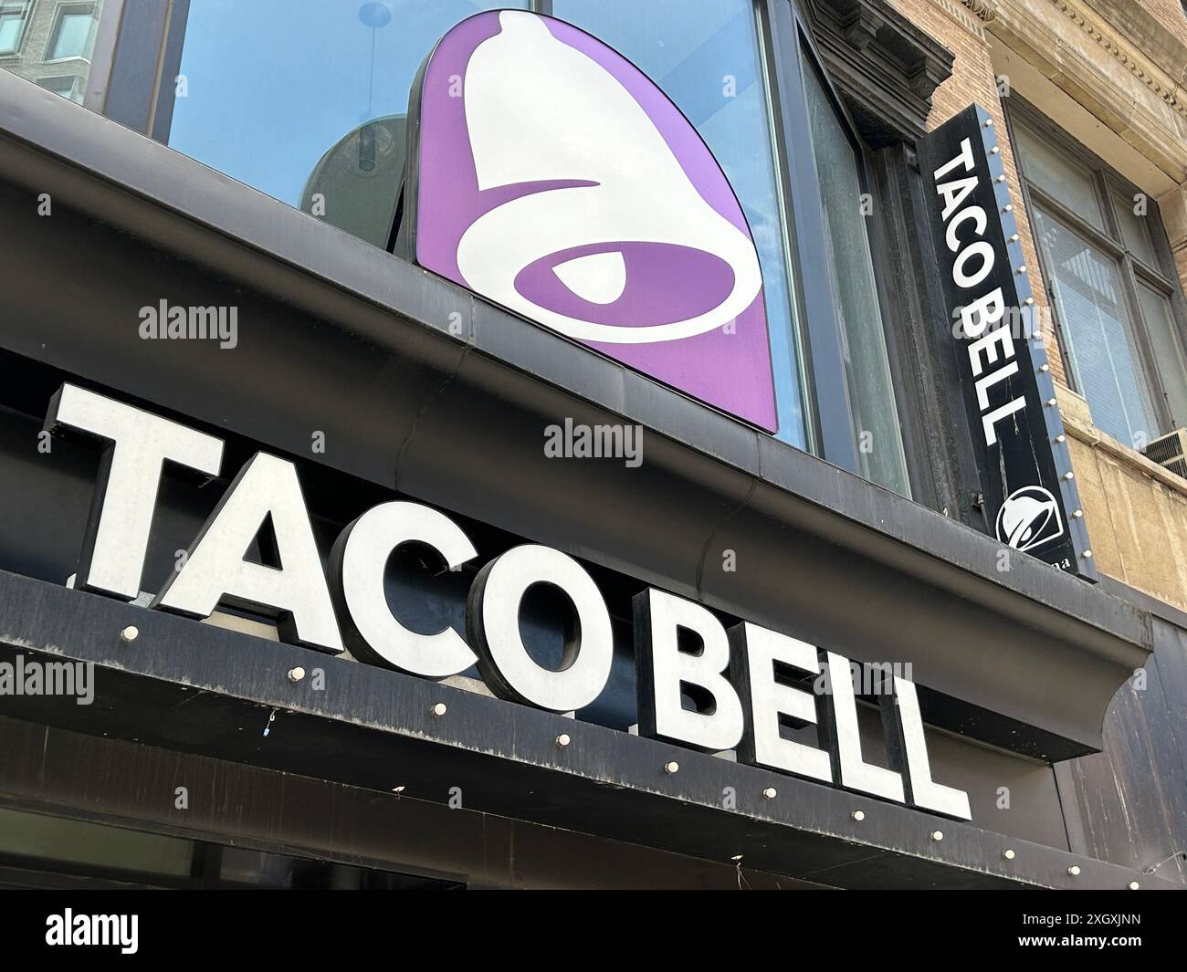 Taco Bell fast food restaurant, building exterior, New York City, New ...