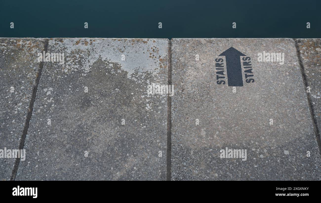 Harbor walkway hi-res stock photography and images - Alamy