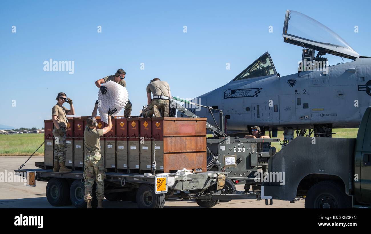 Aircraft armament systems technicians from the Idaho Air National Guard ...