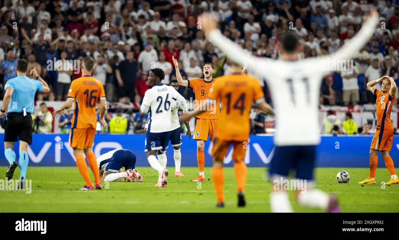 DORTMUND - Referee Felix Zwayer, Joey Veerman, Kobbie Mainoo of England ...