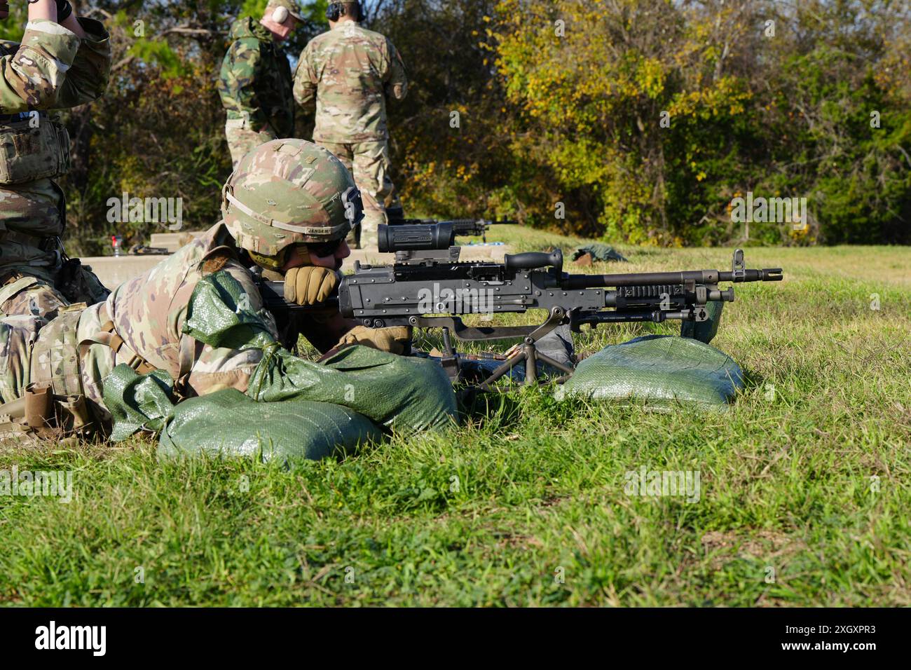 Soldiers from the Texas National Guard competed at the machine-gun ...