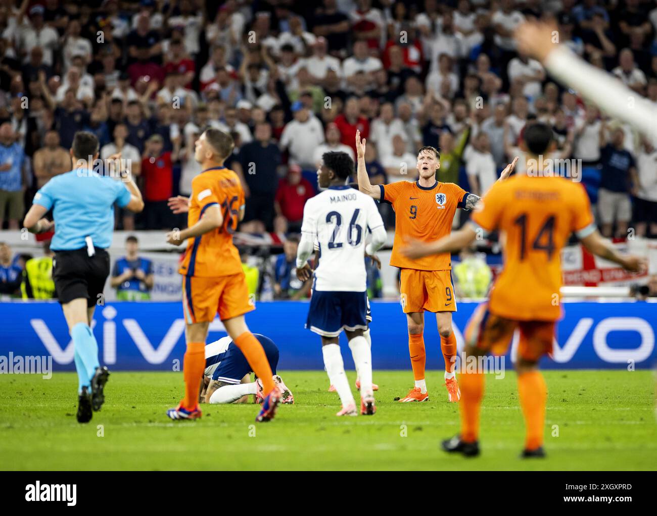 DORTMUND - Referee Felix Zwayer, Joey Veerman, Kobbie Mainoo of England ...