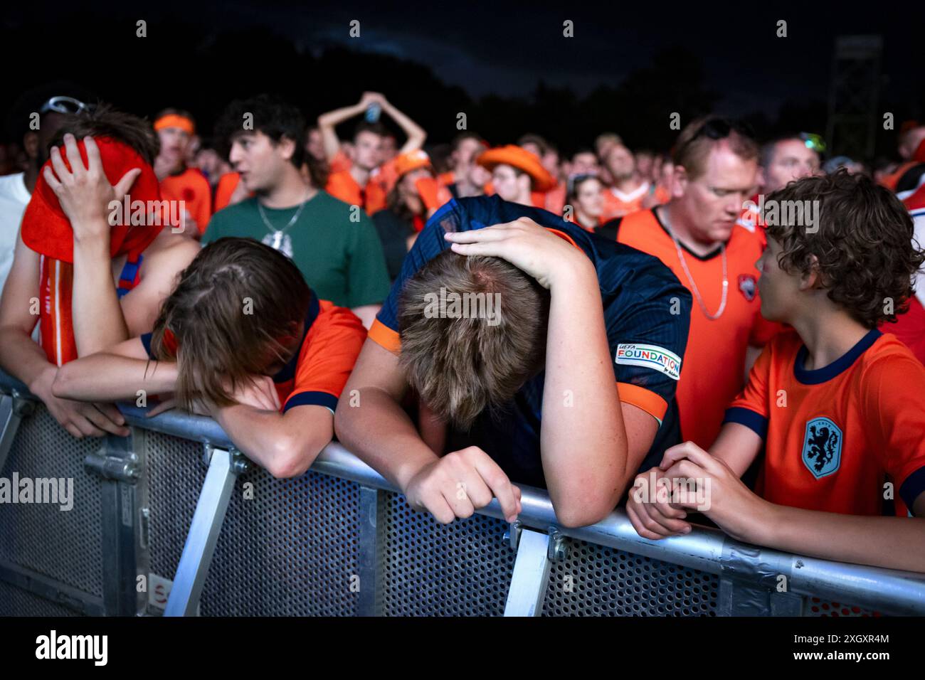 DORTMUND - Dutch supporters watch the semi-final at the European ...