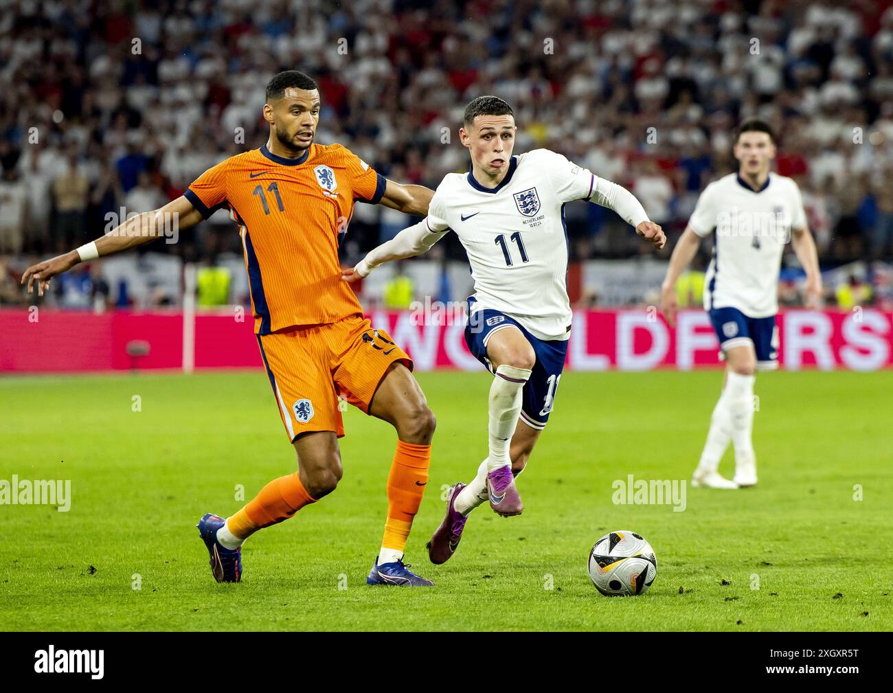 DORTMUND - Cody Gakpo and Phil Foden of England (l-r) during the UEFA ...