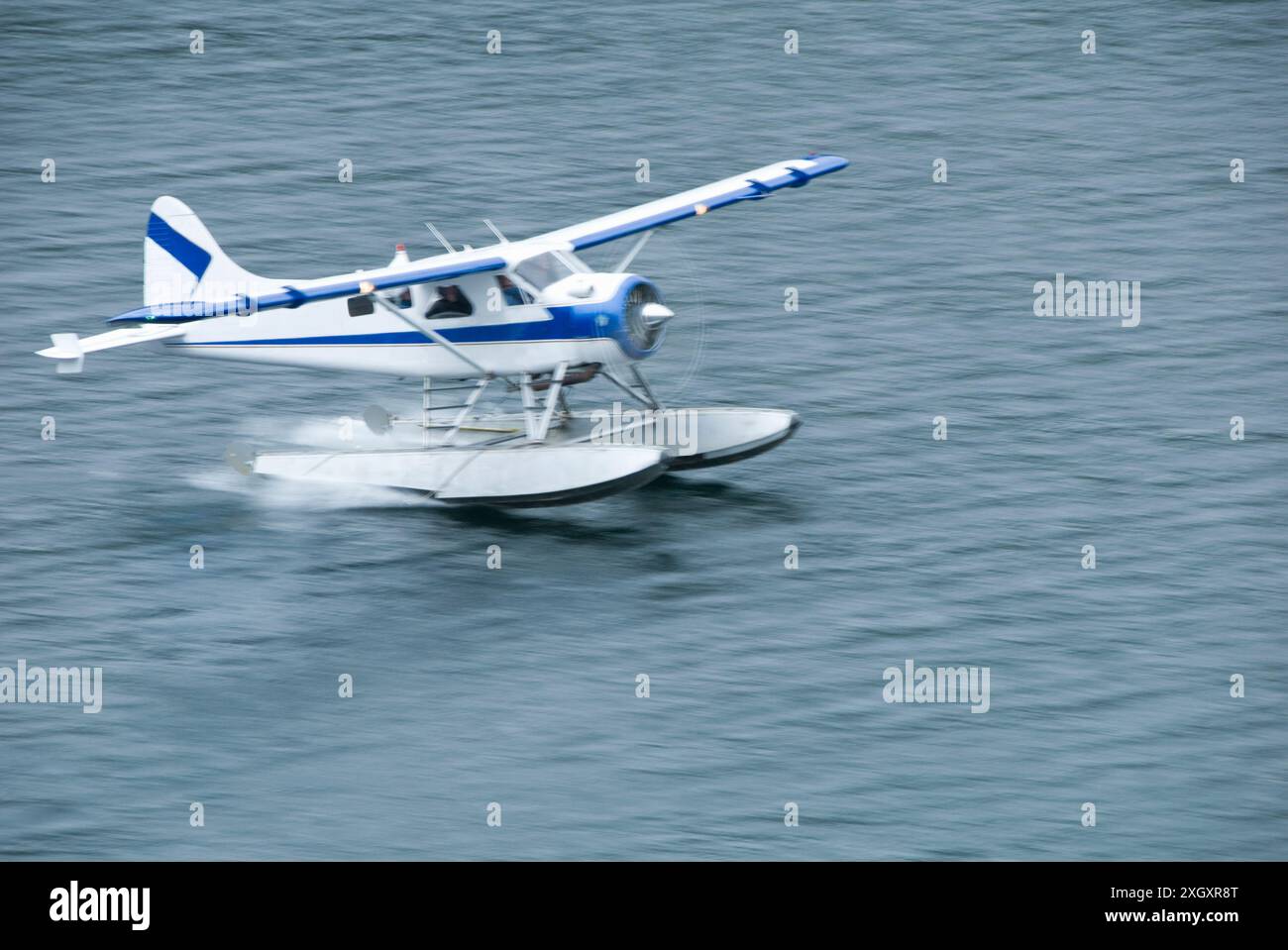 Landing airplane motion blur hi-res stock photography and images - Alamy