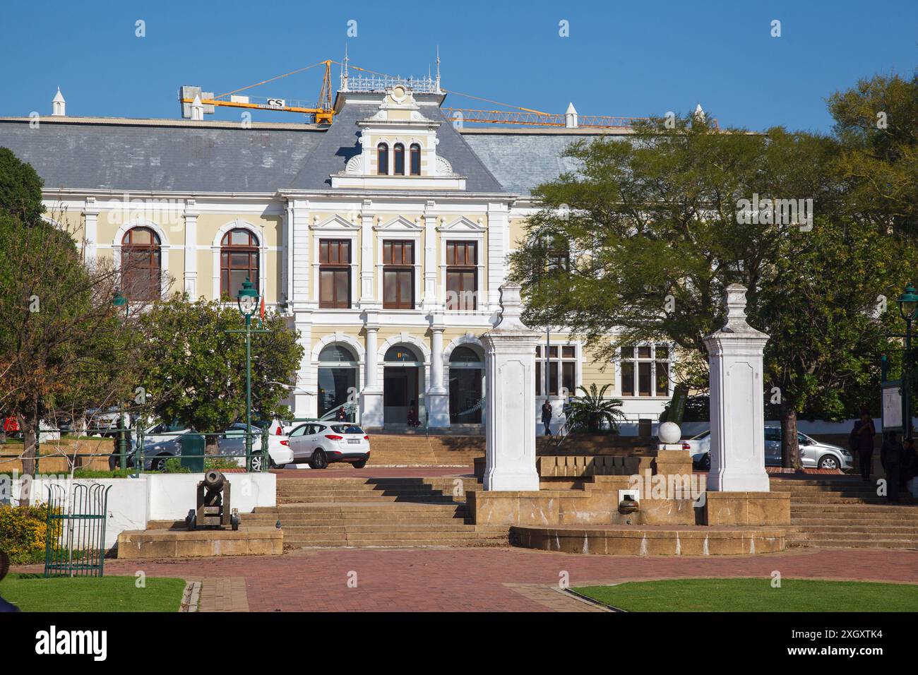 The facade of Iziko South African Museum in the Company Gardens ...