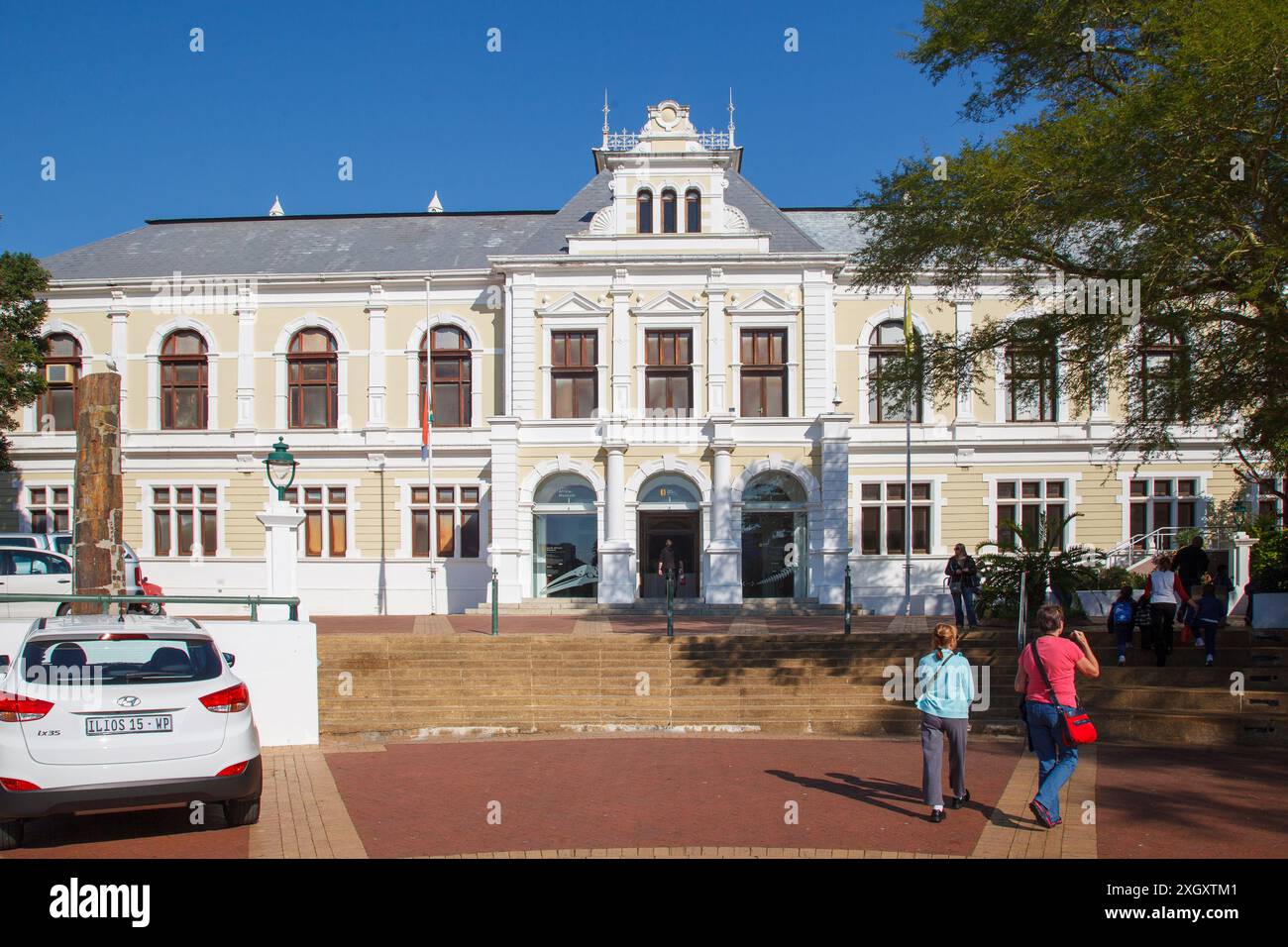 The facade of Iziko South African Museum in the Company Gardens ...