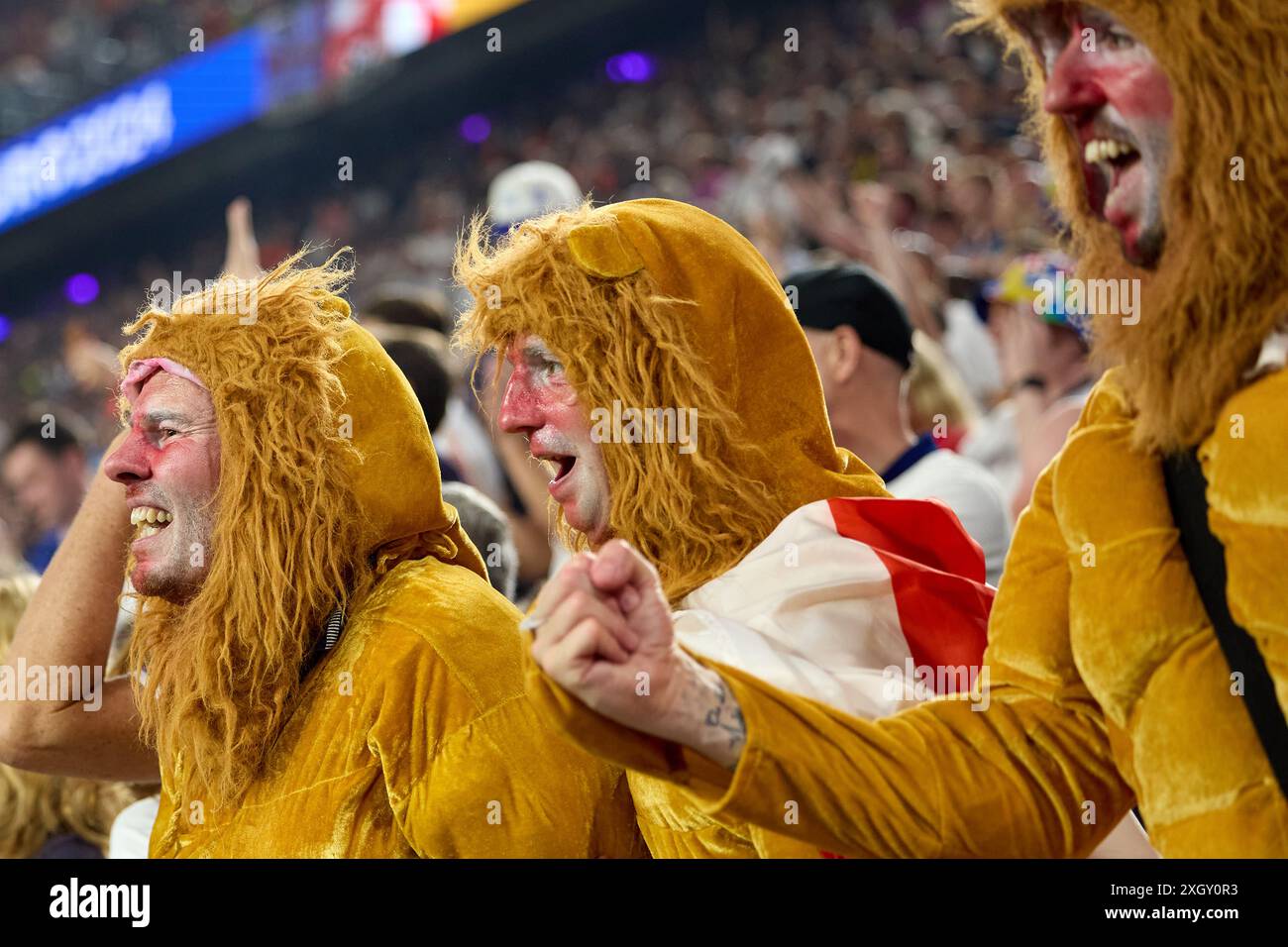 Dortmund. 10th July, 2024. Fans of England celebrate after the UEFA ...