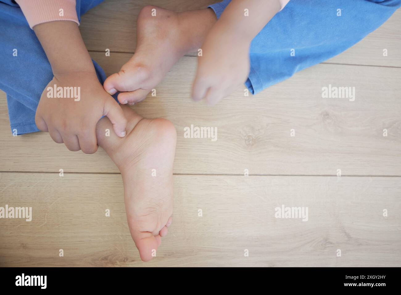 a kid suffering from itching skin on feet Stock Photo - Alamy