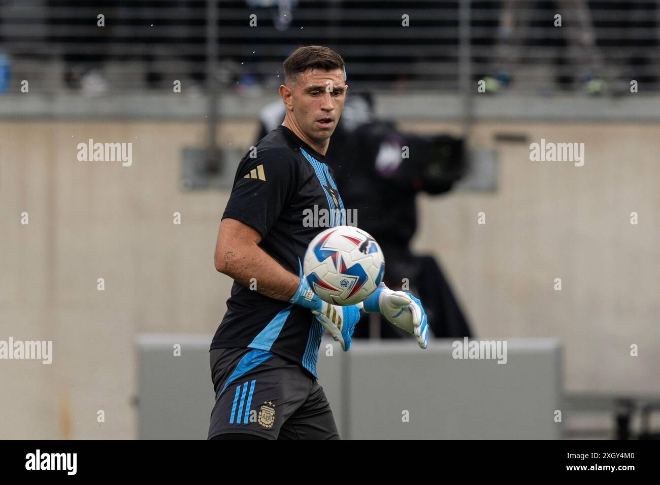 Goalkeeper Emiliano Martinez (23) of Argentina warming up before ...