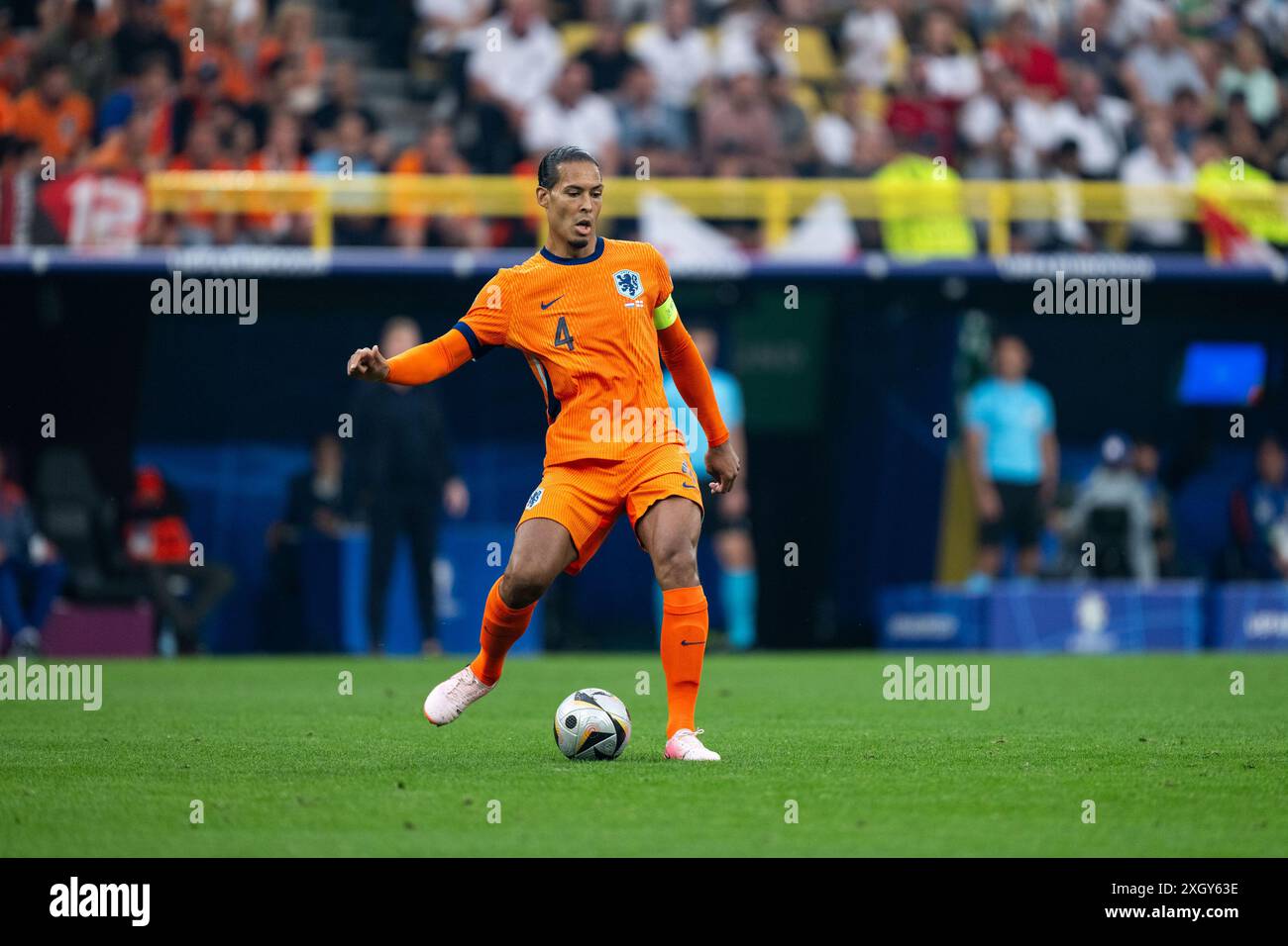 Virgil van Dijk (Niederlande, #04) am Ball, GER, Netherlands (NED) vs England (ENG), Fussball ...