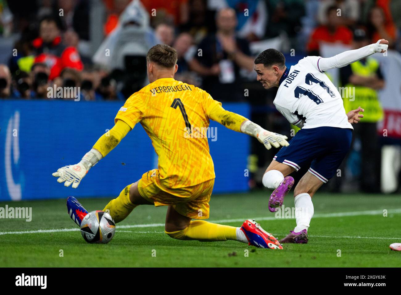 Philip Foden (England, #11) vergibt die Torchance im Zweikampf mit Bart Verbruggen (Niederlande ...