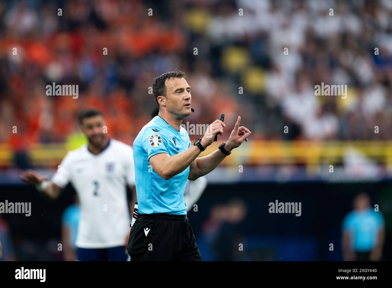 Schiedsrichter Felix Zwayer (Deutschland) gestikuliert, GER ...