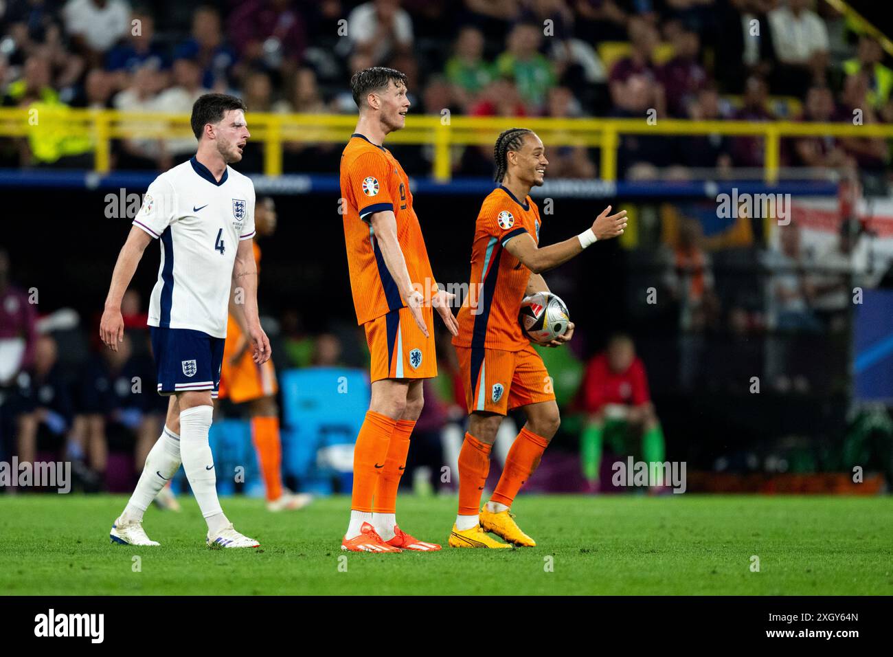 Wout Weghorst (Niederlande, #09), Xavi Simons (Niederlande, #07) reklamieren, gestikulieren ...