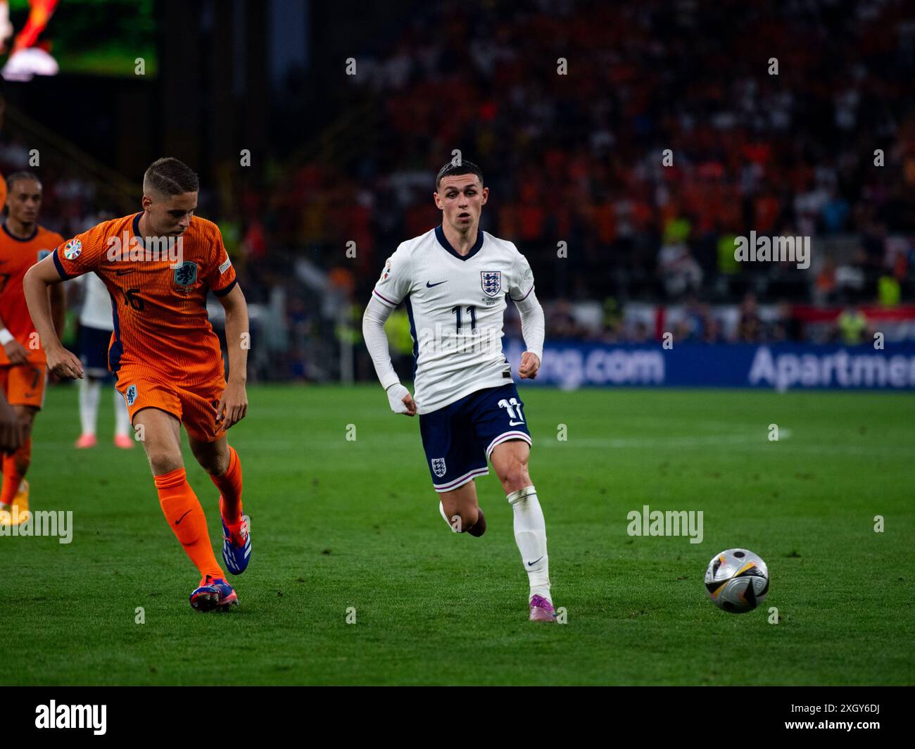 Philip Foden (England, #11) im Zweikampf mit Joey Veerman (Niederlande, #16), GER, Netherlands ...